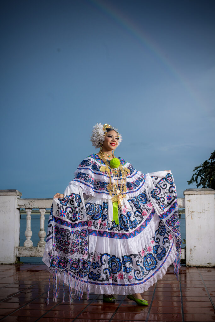 Alquiler de Pollera Marcada negra con azul y rosa | Mi Pollera Store