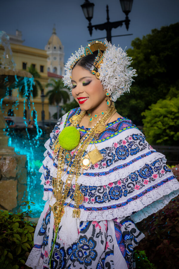 Alquiler de Pollera Marcada negra con azul y rosa | Mi Pollera Store